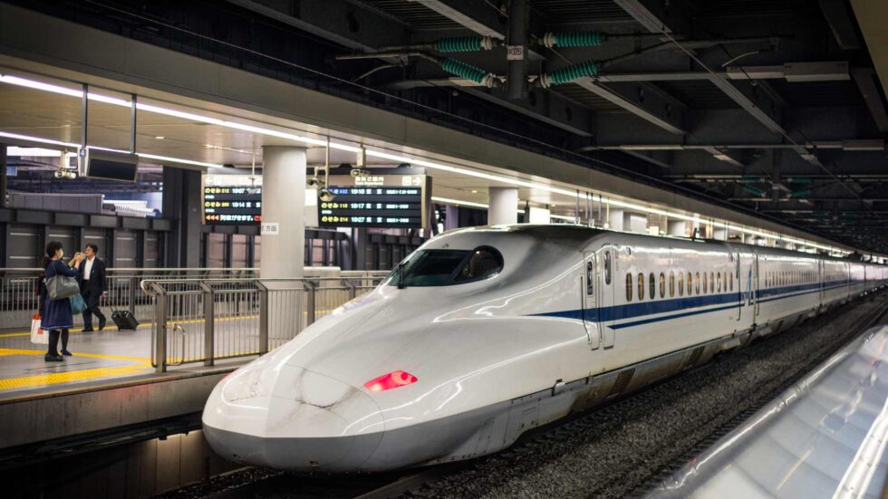 Trains japonais Shinkansen : efficacité.